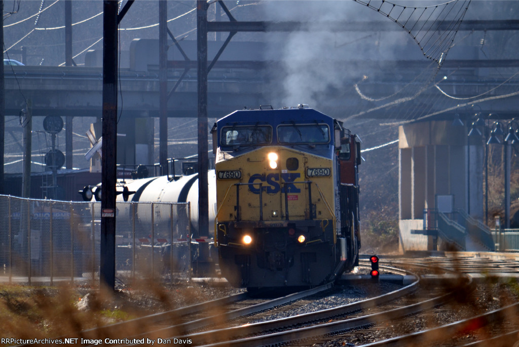 CSX C40-8W 7690 leads Q418-26